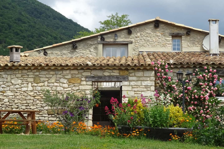 Gîte Avec Piscine En Provence - Banon