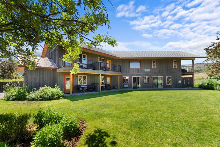 Deluxe Two Queen Hotel Room W/deck (14 & Up Only) - Winthrop, WA