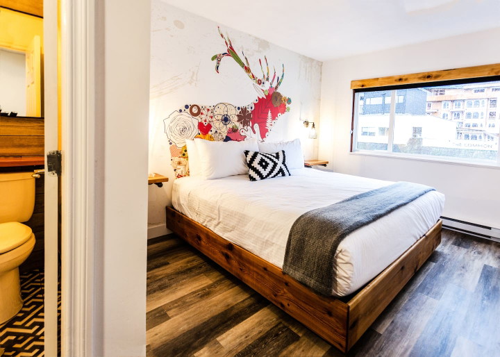 Crash Hotel - Standard King Bed - Squamish