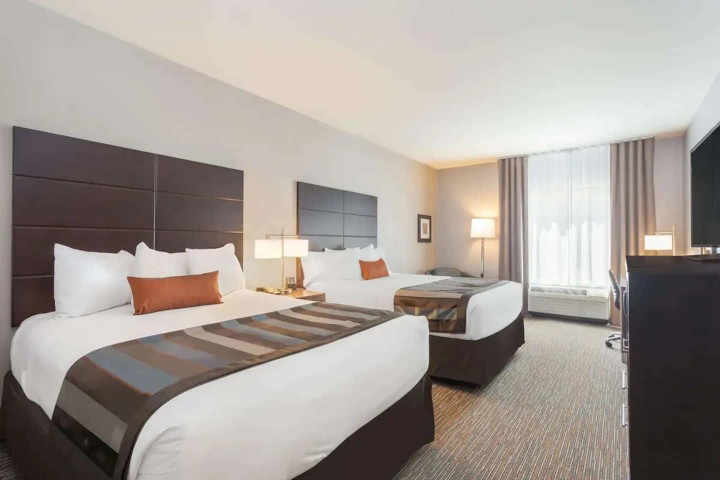 2 Queen | Wingate Altoona Dt | Upmc Close - Altoona, PA