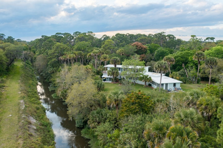 Mid-century Tropical Oasis With Private Patio - Satellite Beach, FL