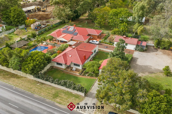Classic Aussie Hillside House On Acreage Estate - Perth