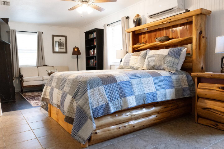 The Texan Bunkhouse - Walk To Tsu - Sleeps 6 - Stephenville, TX