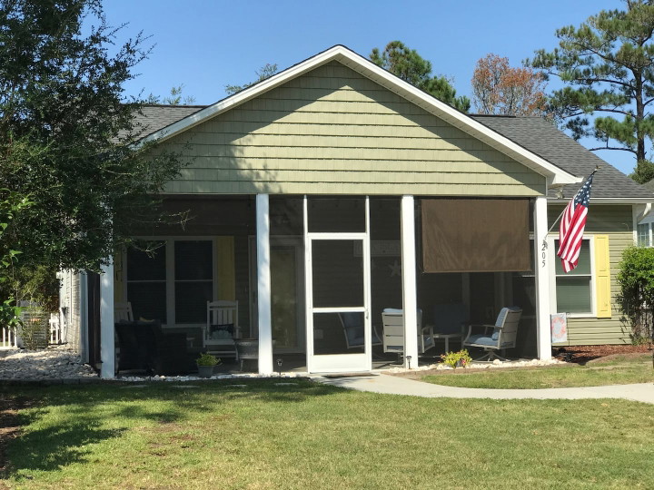 "Just Enough" Beach Home! Screened Front Porch - Oak Island, NC