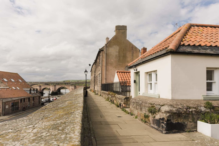 Quay Walls Cottage | Historic Walls & River Views - Scotland