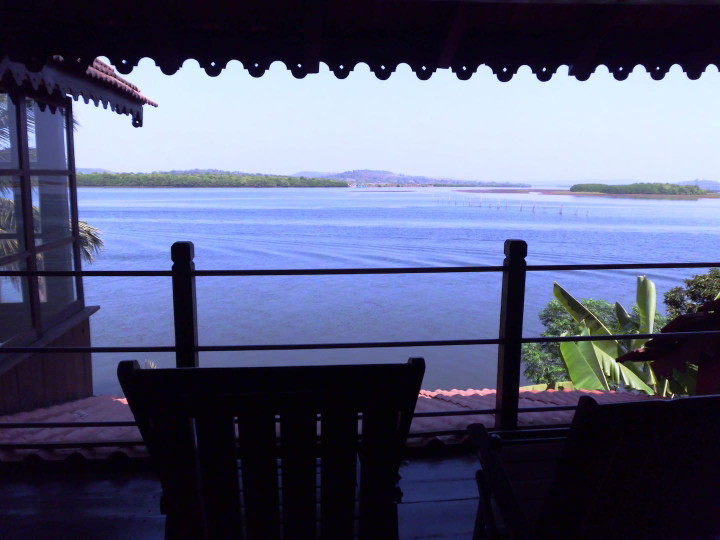 Chalet En Bois Au Bord De La Rivière - Goa