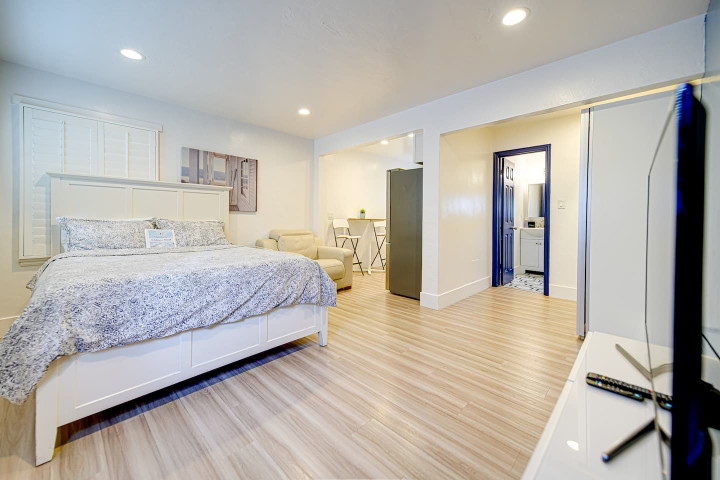 Seaside Studio | Steps To Beach With Wifi - Costa Mesa, CA