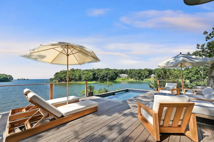 Luxury Waterfront Retreat: Private Beach & Pool - Norwalk, CT