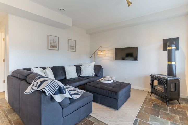 Modern & Cozy Entire 1 Bedroom Walkout Suite - Cochrane