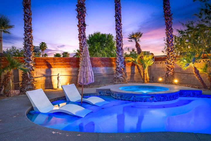 Peacock Retreat! Free Hottub - North Las Vegas, NV