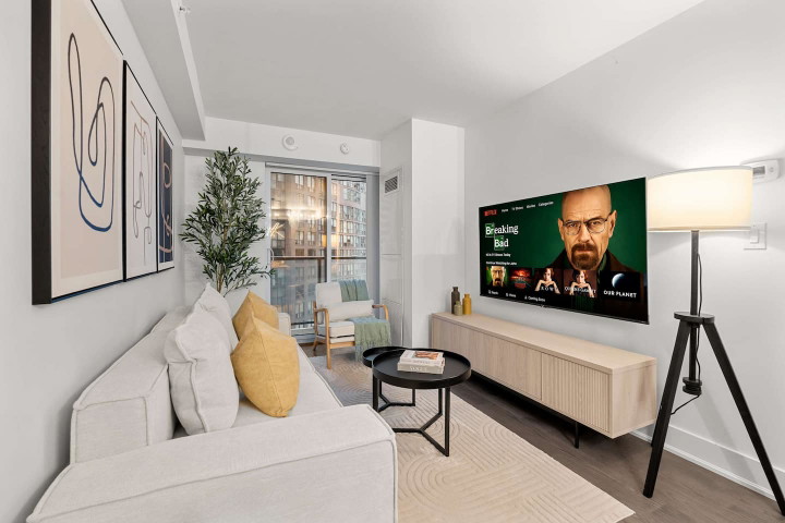 Bay St Condo With Balcony Near Cn Tower & Eaton - Toronto