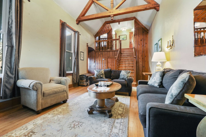 Two Person Jet Tub, Queen Suite Downtown (Embassy) - Sturgeon Bay, WI