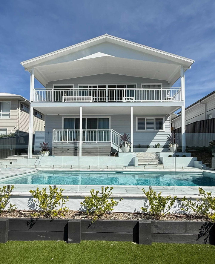 Aquila Beach Retreat - Luxury Rental For Up To 10 - Caves Beach