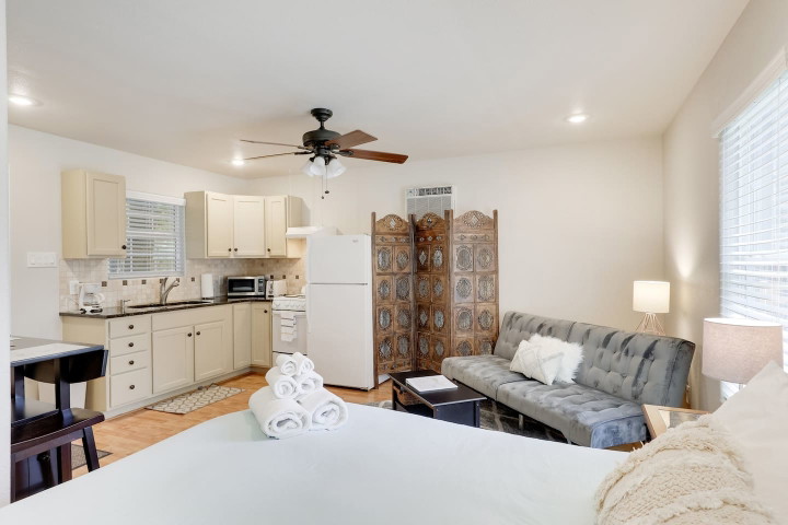 Cottage 4 - Great For Exploring Soco-sleeps 4! - Austin, TX