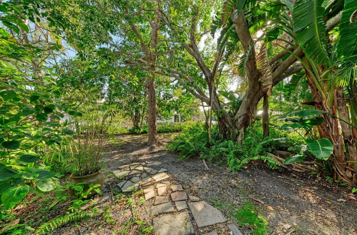 Charming Beach House Amongst Huge Banyon Trees - Anna Maria Island, FL