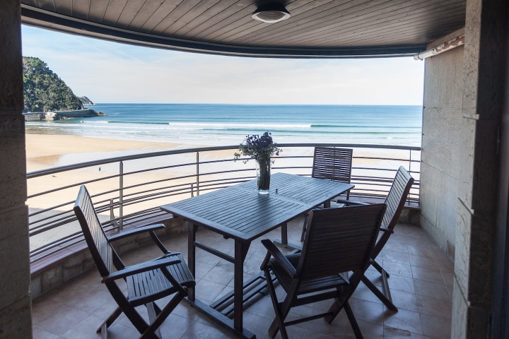 Duplex Céntrico En Primera Línea De Playa. - Guetaria