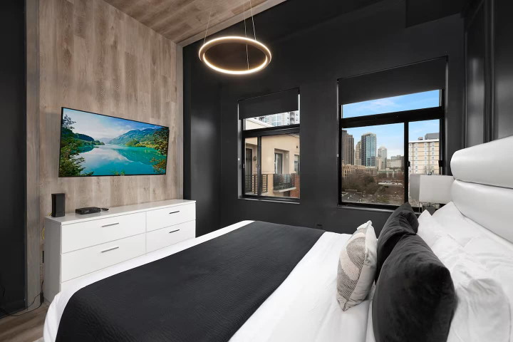 Uptown Condo W/ Skyline Views, Pool, Free Parking - 