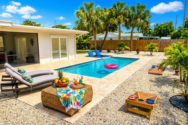 Sun-soaked Pool Home - Minutes To Siesta Key - Siesta Key, FL