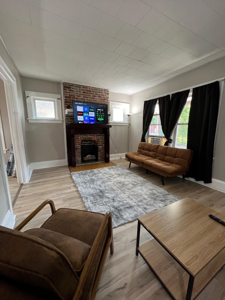 Cozy Brick 2br- 10 Min To Beach - Erie, PA