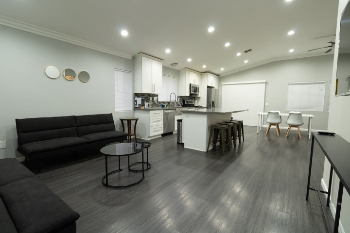 Family Room 3 Couches / King + 2x Queen / Laundry - Hemet, CA