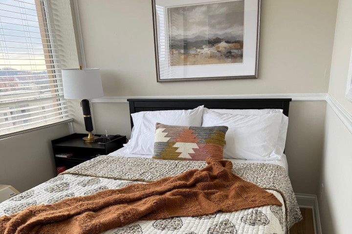 Cozy Elevated "Suite With A View" & Walk2utk - Knoxville, TN