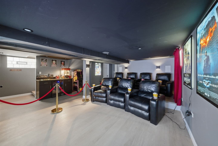 Movie-themed Home W/ Theater | Sleeps 12 | 4br - Chicago