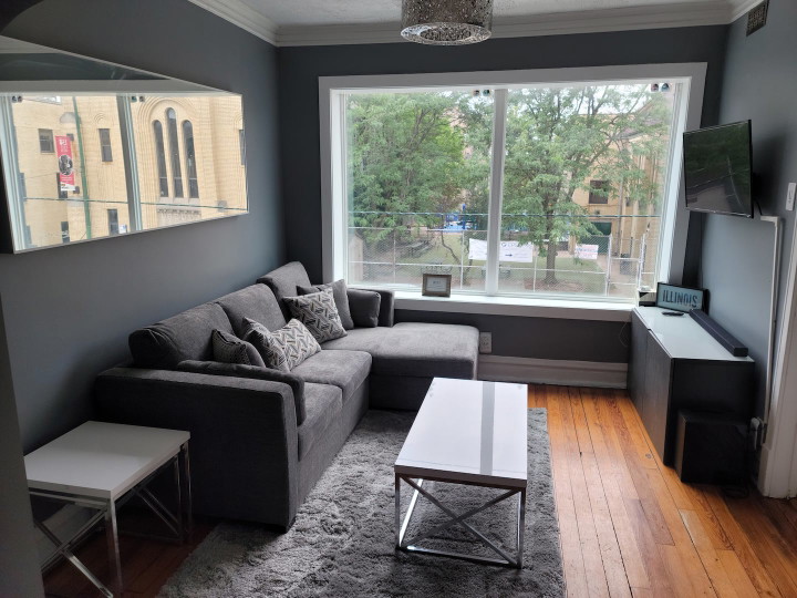 Location! Noble Square Top Floor, Parking, Laundry - Chicago, IL