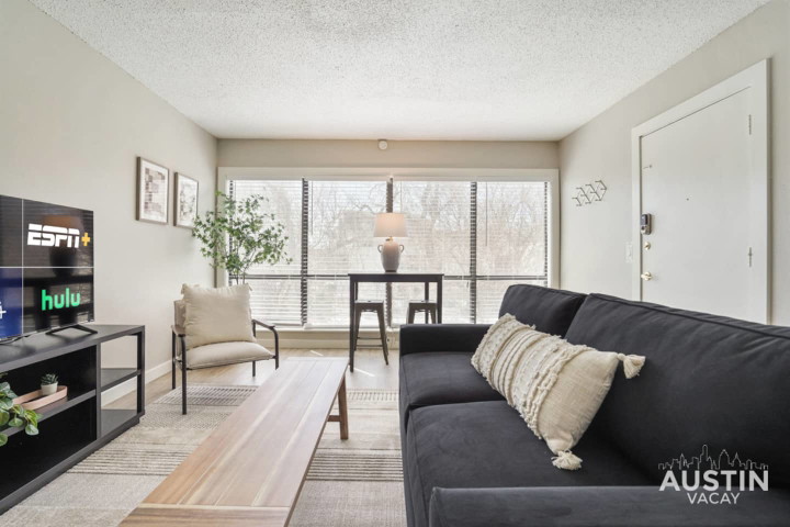 Bright Pool View Apt + Private Cabanas Off N Lamar - Austin