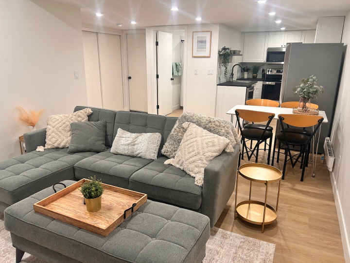 Modern 1br | Private Entry + Parking - Cochrane