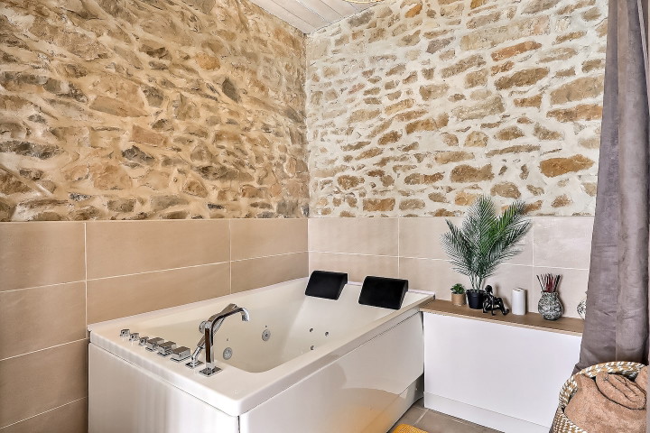 Jacuzzi Et Charme Pour 2 Avec Petit Déjeuner - Nîmes