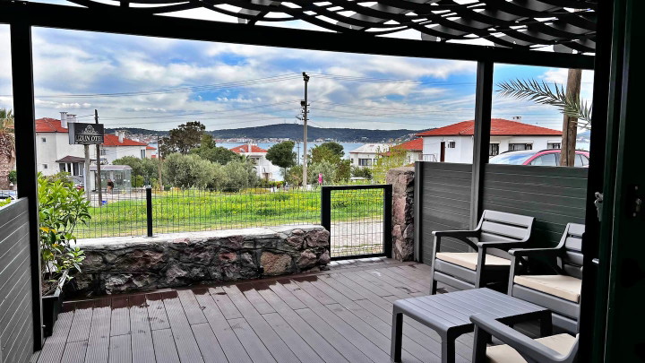 Cunda Adası'nda ÖZel Verandalı Deniz Manzaralı Oda - Ayvalık