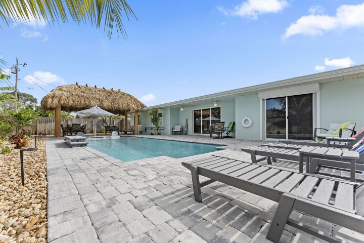 Heated Pool, Tiki Hut, Game Room, Beach Gear, Bbq! - Cocoa Beach, FL