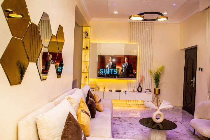 Bright Living Room 2-br Flat 3 Smart Tv & Wifi - Lagos