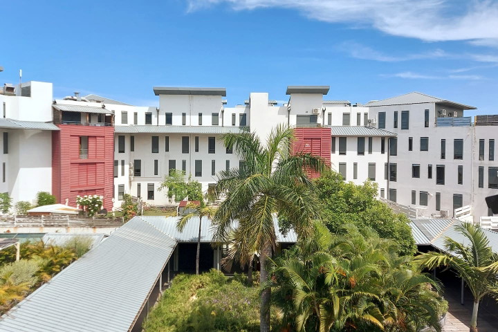Ideally Located Apartment With Parking. - Saint Pierre