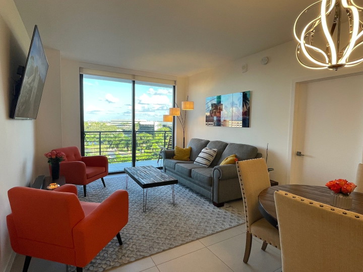 Art/deco Lux Condo In Downtown Doral - Doral, FL