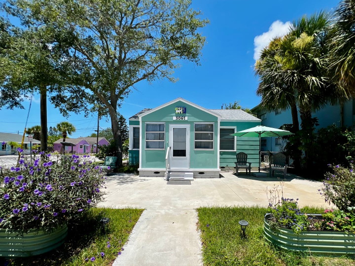 Gulfport Art District! One Block From The Beach! - St. Petersburg, FL
