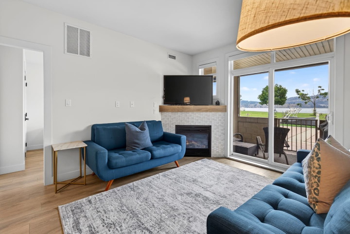 Luxury Lake Front 3 Bed 2 Bath - Kelowna