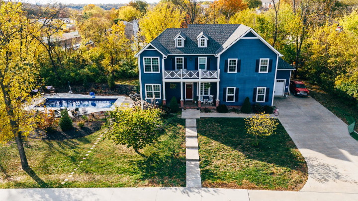 Central Lawrence Poolside Luxury: Sleeps 16+ - Lawrence, KS