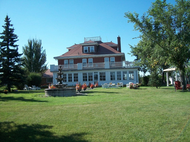 Wakamow B&b - 6 Bedrooms, 10 Beds, 7 Bathrooms - Moose Jaw