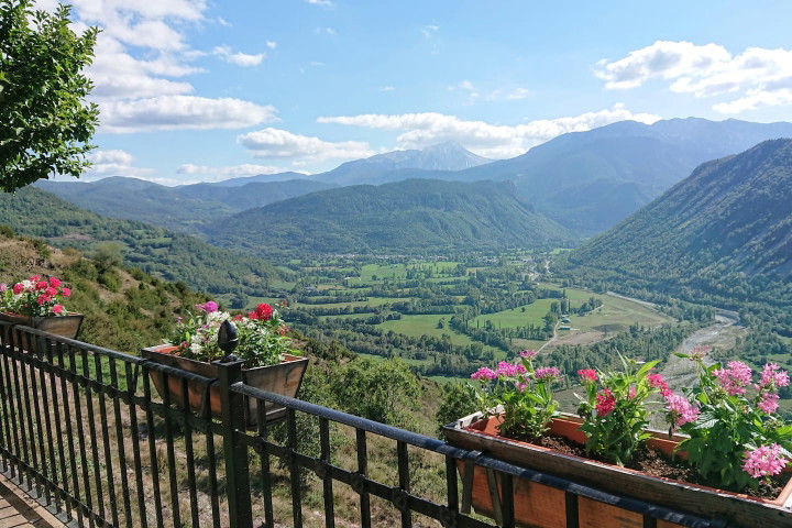 Casa Badía Overlooking The Benasque Valley - Pyrenees