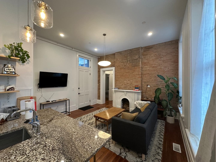 Beautiful 2 Bed Dayton St. Historic District Apt - Cincinnati