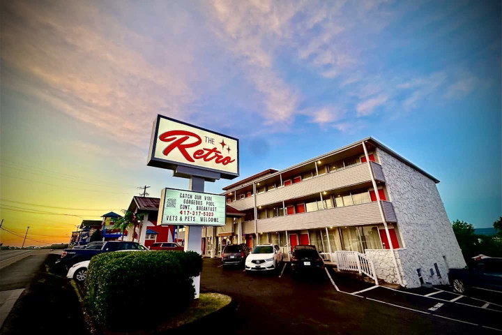 The Retro Hotel 2queen | Walk To Shopping & Dining - Branson, MO