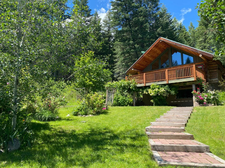 Stunning Custom Made Log Home- On 30 Acres - Grand Forks