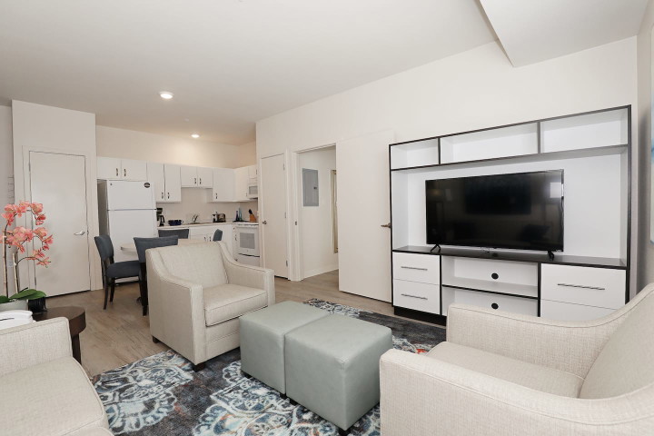 Three Bedroom/ Two Bath Suite With Full Kitchen - Dallas, TX