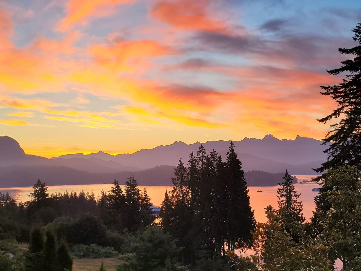 Villaloma Private Suite W/ Mountain & Ocean Views - Gibsons