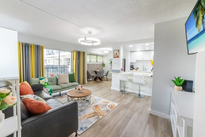 Free Parking! Waikiki Beachside 2 Bed 2 Bath - Honolulu, HI