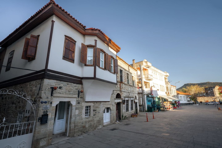 In The Center Of Old Foça, Historic Stone House With Bay Window - Foça