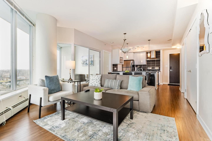 Steps To Bc Place  Sleeps 6  5 Star Amenties - Vancouver