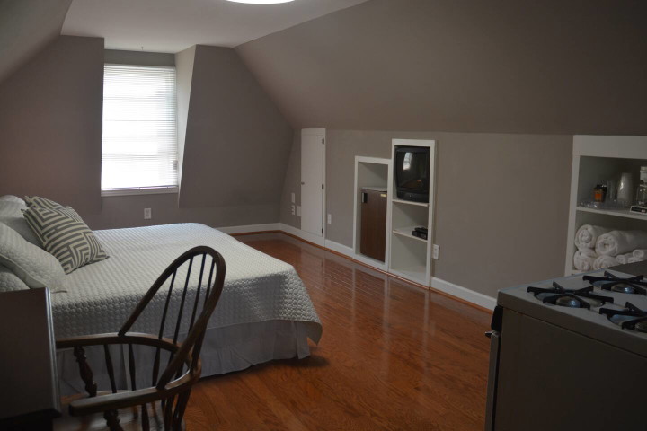 Studio Apartment Over Garage - Burlington, NC