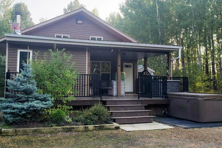 Red Roof Retreat - Private Property With Hot Tub - Alberta